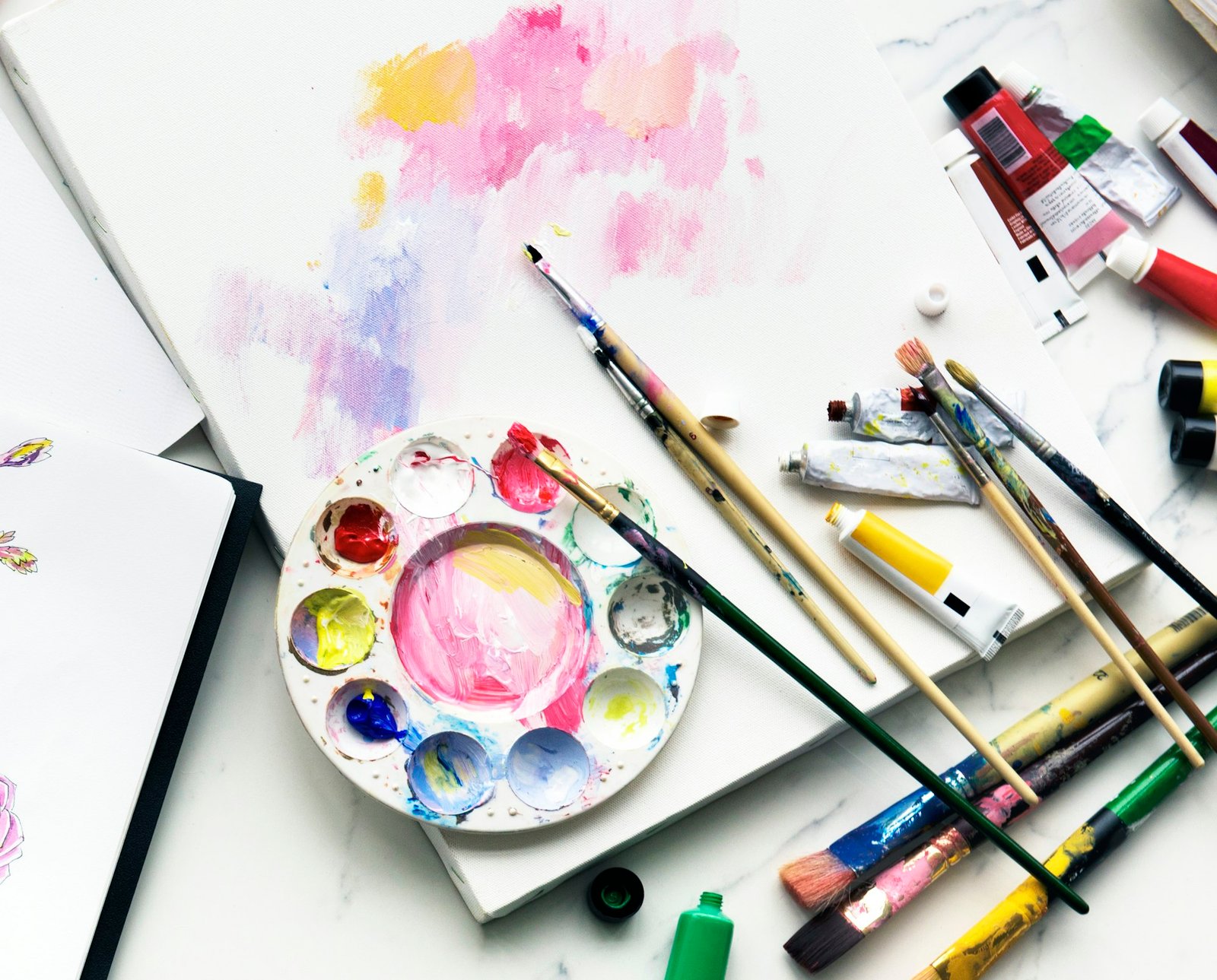 Outils en art-thérapie : pinceaux, papier, peintures et plus